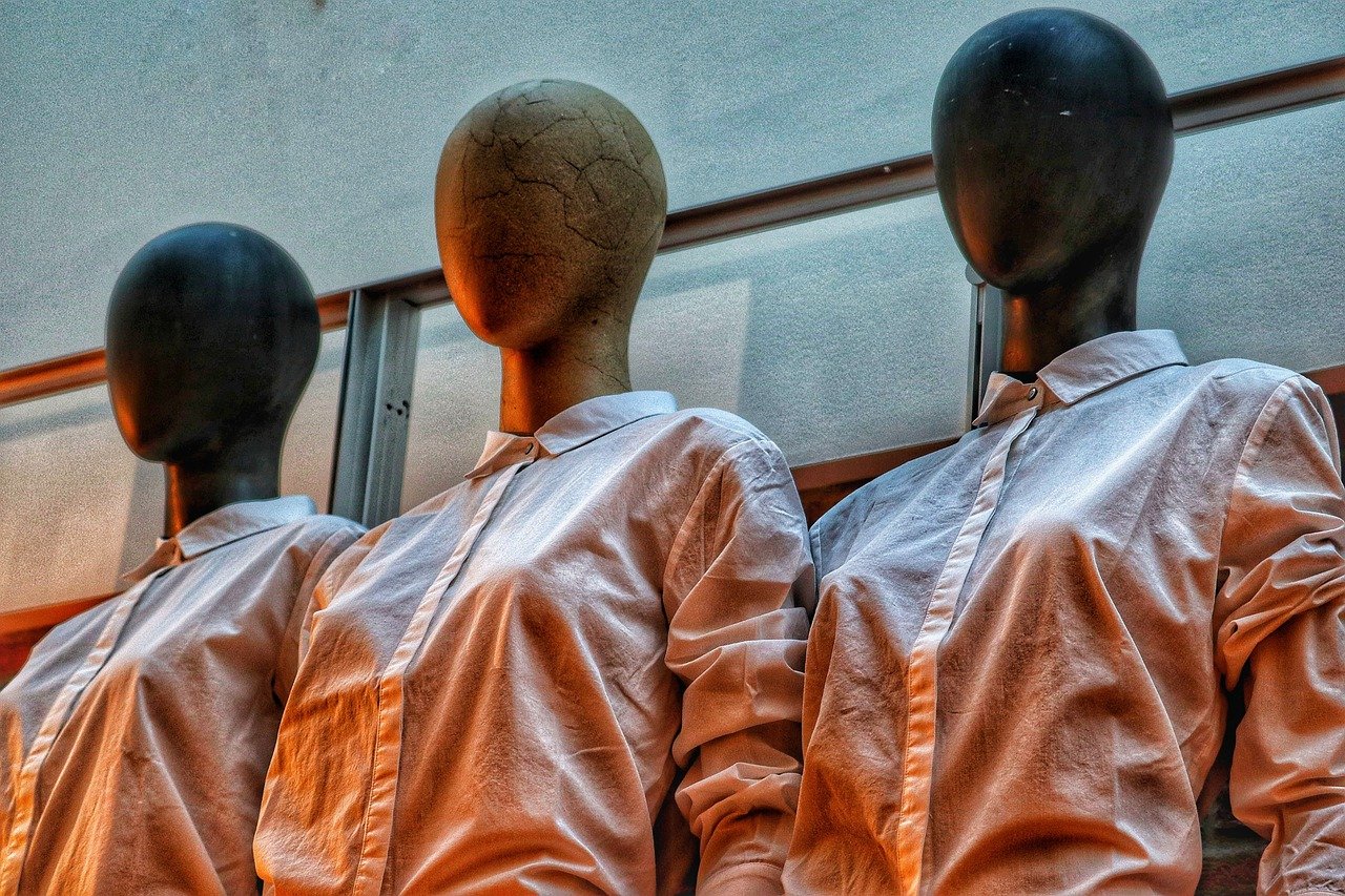 A Faceless Social Robot